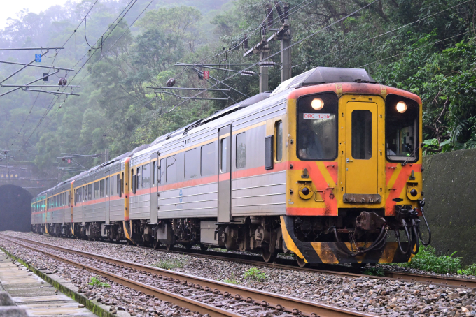 台湾鉄路管理局 DR1000型 DRC 1015 猴硐車站 鉄道フォト・写真 by ポン太さん | レイルラボ(RailLab)