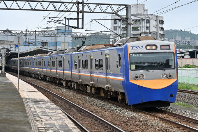 台湾鉄路管理局 EMU700型 EMC709 七堵駅 鉄道フォト・写真 by ポン太さん | レイルラボ(RailLab)