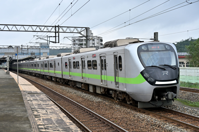 台湾鉄路管理局 EMU900型 ED9301 七堵駅 鉄道フォト・写真 by ポン太さん | レイルラボ(RailLab)