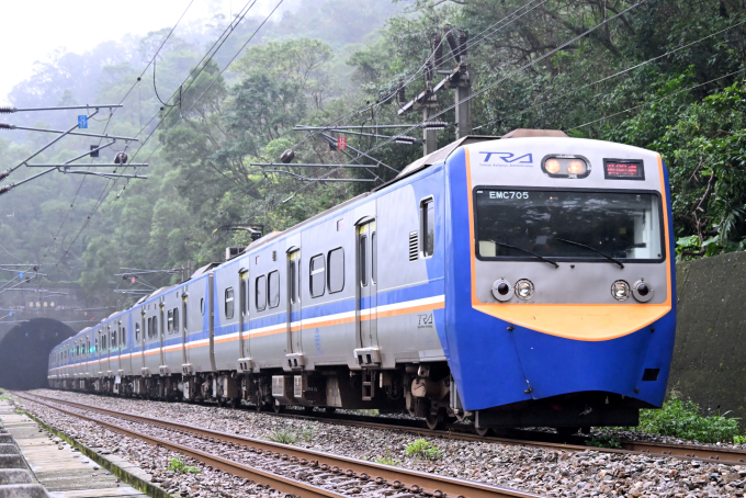 台湾鉄路管理局 EMU700型 EMC705 猴硐車站 鉄道フォト・写真 by ポン太さん | レイルラボ(RailLab)