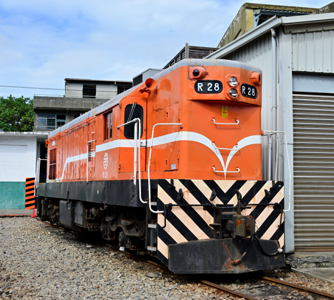 台湾鉄路管理局 R20型ディーゼル機関車 R28 彰化扇形庫 鉄道フォト・写真 by ポン太さん | レイルラボ(RailLab)
