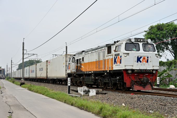 KAI CC206電気式ディーゼル機関車 CC206 13 29 タンブン駅 鉄道フォト・写真 by ポン太さん | レイルラボ(RailLab)