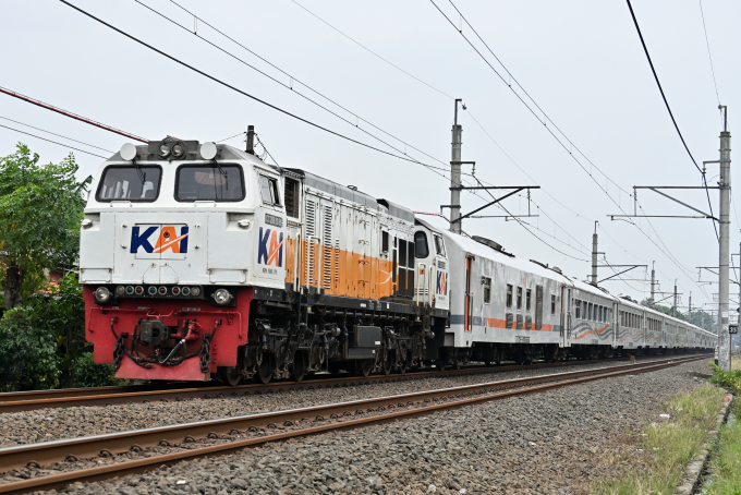 KAI CC206形電気式ディーゼル機関車 CC206 13 タンブン駅 鉄道フォト・写真 by ポン太さん | レイルラボ(RailLab)