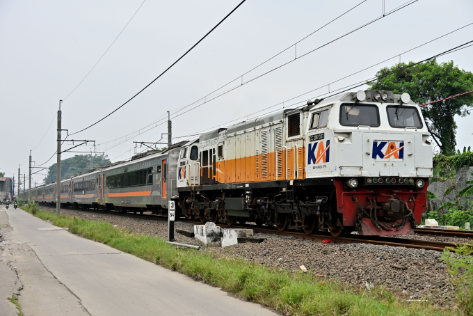 KAI CC206形 CC206 13 87 タンブン駅 鉄道フォト・写真 by ポン太さん | レイルラボ(RailLab)