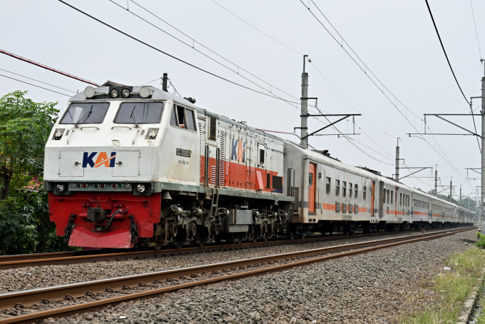 KAI CC203形電気式ディーゼル機関車 CC203 02 01 タンブン駅 鉄道フォト・写真 by ポン太さん | レイルラボ(RailLab)