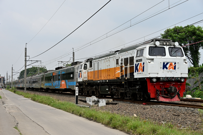 KAI CC206形電気式ディーゼル機関車 CC206 13 59 タンブン駅 鉄道フォト・写真 by ポン太さん | レイルラボ(RailLab)