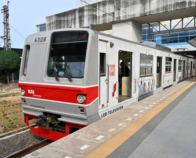 KAIcommuter 6000系 6008 マンガライ駅 鉄道フォト・写真 by ポン太さん | レイルラボ(RailLab)