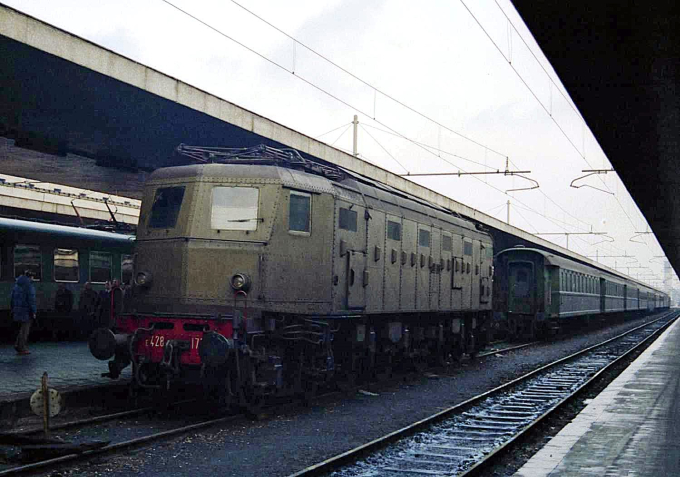 イタリア国鉄 E428形直流電気機関車 ローマ・テルミニ駅 鉄道フォト・写真 by ポン太さん | レイルラボ(RailLab)