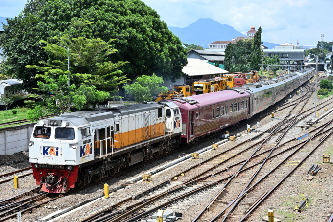 KAI CC206電気式ディーゼル機関車 CC206 13 14 バンドン駅 鉄道フォト・写真 by ポン太さん | レイルラボ(RailLab)
