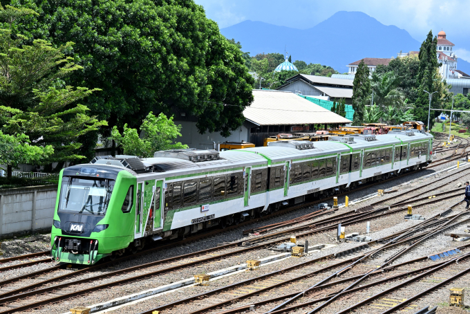 KAI ME204系気動車 TS04 バンドン駅 鉄道フォト・写真 by ポン太さん | レイルラボ(RailLab)