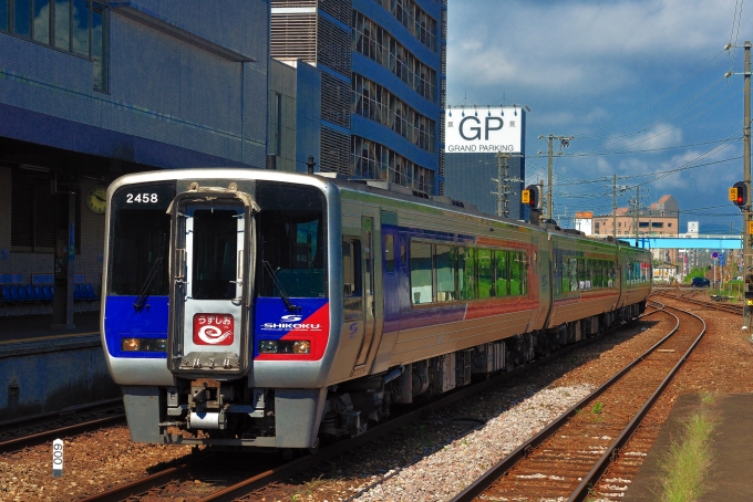 JR四国2000系気動車 うずしお 2458 徳島駅 鉄道フォト・写真 by 丹波篠山さん | レイルラボ(RailLab)