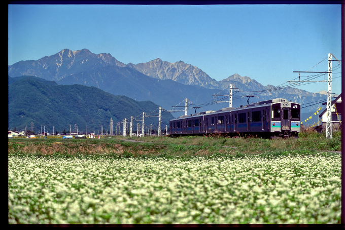 JR東日本E127系電車 クモハE127-107 安曇沓掛駅 鉄道フォト・写真 by 丹波篠山さん | レイルラボ(RailLab)