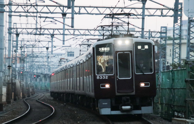 阪急電鉄 阪急8300系電車 8332 南方駅 (大阪府) 鉄道フォト・写真 by たごさくさん | レイルラボ(RailLab)