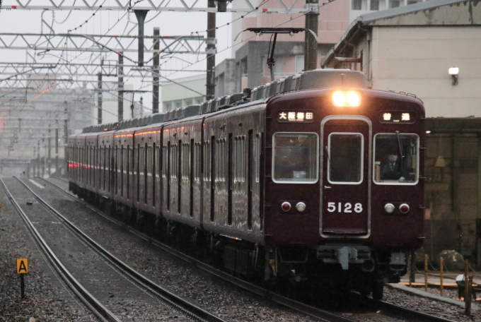 阪急電鉄 阪急5100系電車 5128 十三駅 鉄道フォト・写真 by たごさくさん | レイルラボ(RailLab)