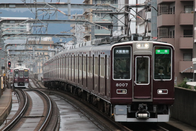 阪急電鉄 阪急8000系電車 8007 岡町駅 鉄道フォト・写真 by たごさくさん | レイルラボ(RailLab)