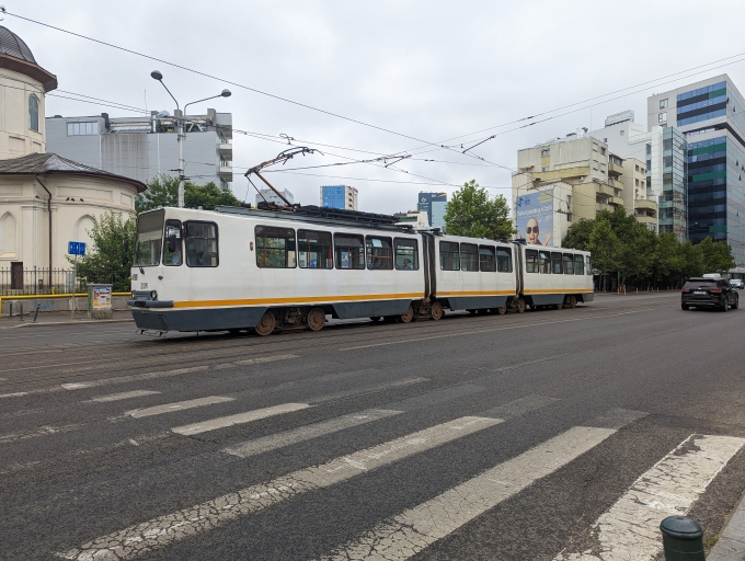 ブカレスト市電 V3A 226 Piața Buzeşti電停 鉄道フォト・写真 by こめさん | レイルラボ(RailLab)