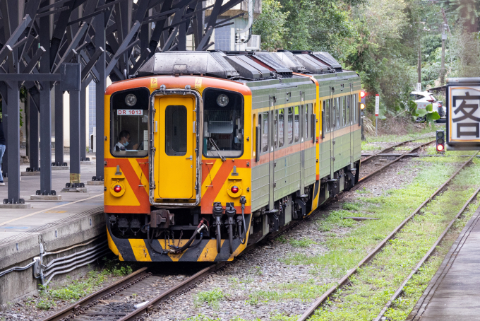 台湾鉄路管理局 DR1000型気動車 1013 内湾駅 鉄道フォト・写真 by こめさん | レイルラボ(RailLab)