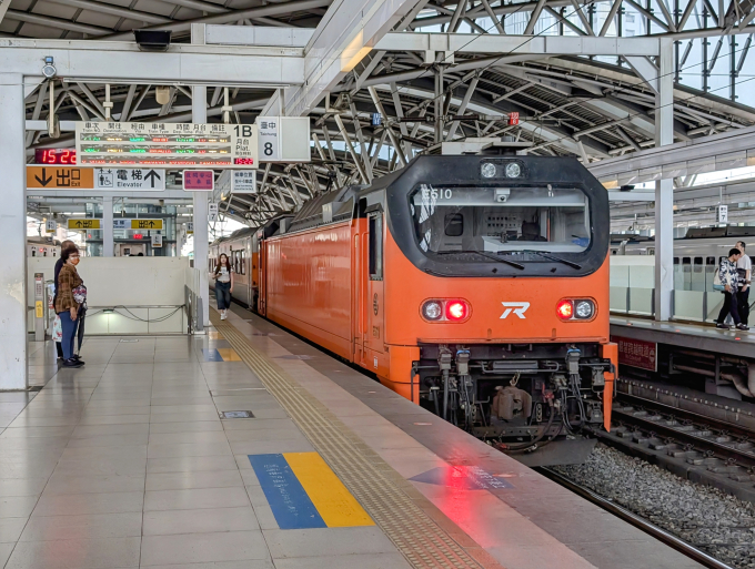 国営台湾鉄路 E500型電気機関車 E510 台中駅 鉄道フォト・写真 by こめさん | レイルラボ(RailLab)