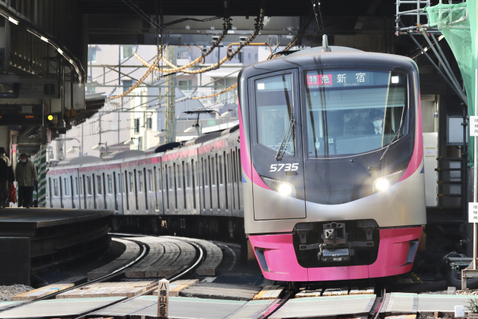 京王電鉄 京王5000系電車(2代) 5735 芦花公園駅 鉄道フォト・写真 by yumaちゃんさん | レイルラボ(RailLab)