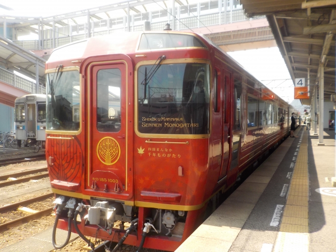 JR四国 国鉄キハ185系気動車 四国まんなか千年ものがたり キロ185-1003 多度津駅 鉄道フォト・写真 by 天保さん | レイルラボ(RailLab)