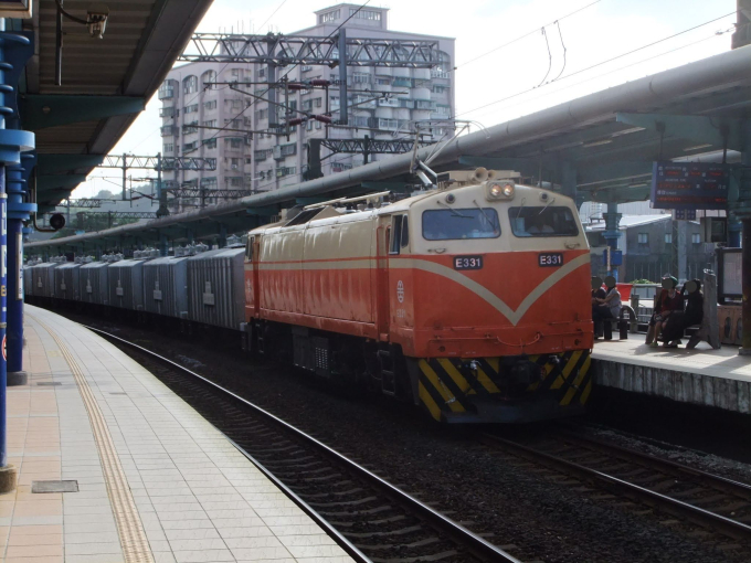 国営台湾鉄路 E300 E331 八堵 鉄道フォト・写真 by ながとろさん | レイルラボ(RailLab)