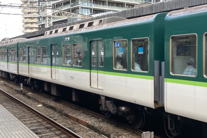 京阪電鉄 京阪7000系電車 7551 香里園駅 鉄道フォト・写真 by かいそうしゃさん | レイルラボ(RailLab)
