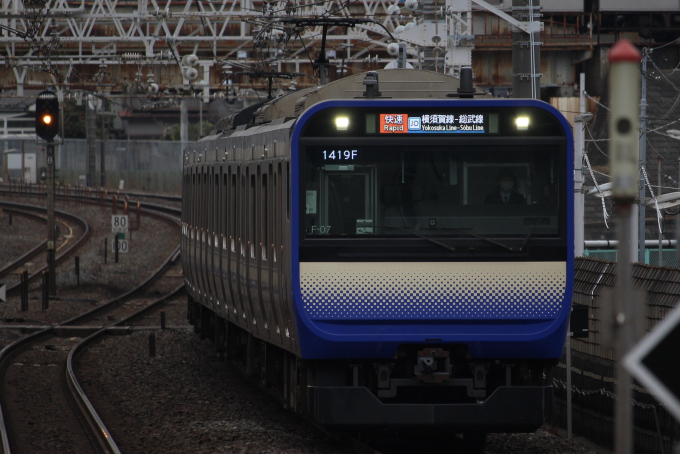 JR東日本E235系電車 クハE235-1007 船橋駅 (JR) 鉄道フォト・写真 by 常磐線民さん | レイルラボ(RailLab)