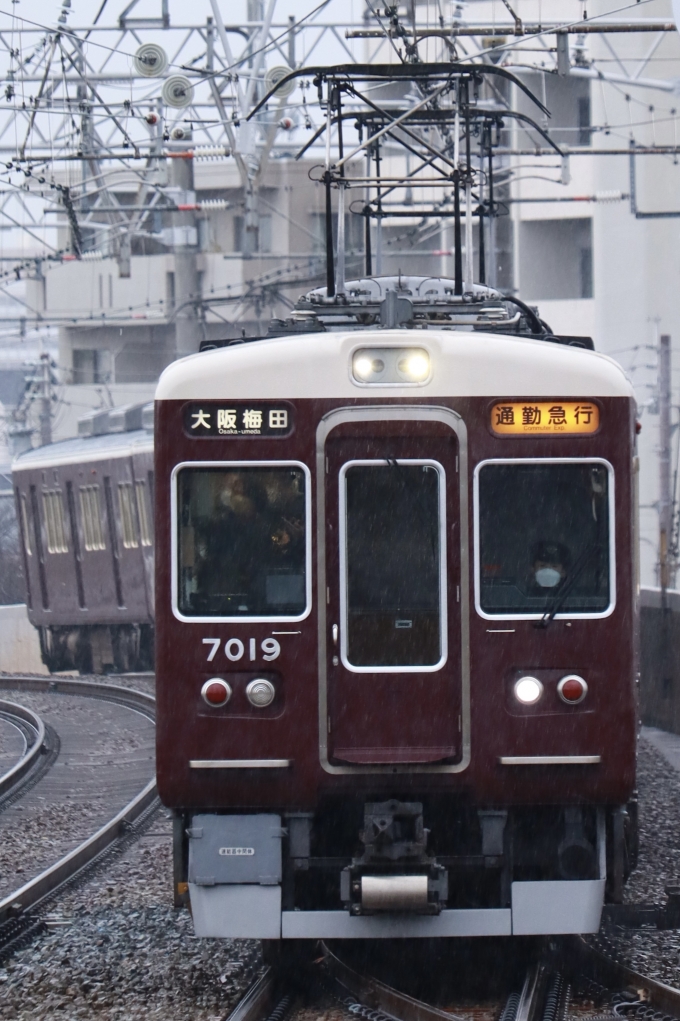 阪急電鉄 阪急7000系電車 7019 園田駅 鉄道フォト・写真 by toyoさん | レイルラボ(RailLab)