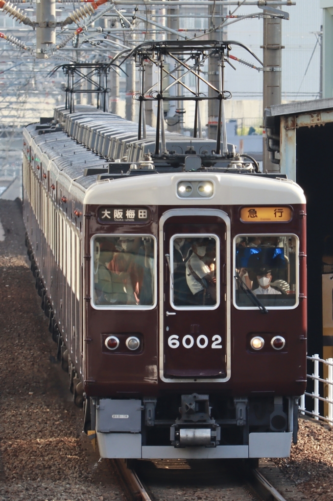 能勢電鉄6000系電車 6002 十三駅 鉄道フォト・写真 by toyoさん | レイルラボ(RailLab)