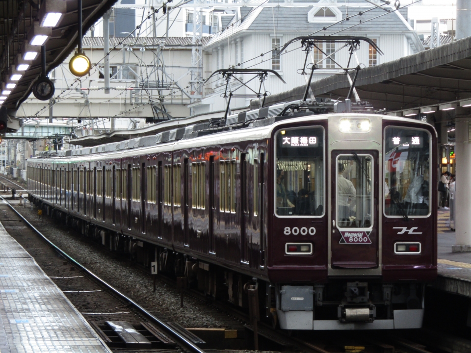 阪急電鉄 阪急8000系電車 Memorial8000 8000 十三駅 鉄道フォト・写真(拡大) by I love 阪急電車さん | レイルラボ(RailLab)