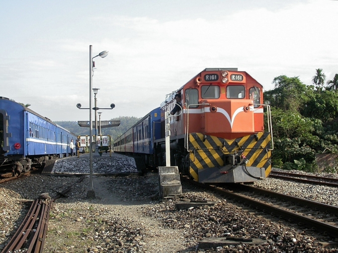 台湾鉄路管理局 R150形 莒光号 R161 三民駅 鉄道フォト・写真 by 小弦さん | レイルラボ(RailLab)