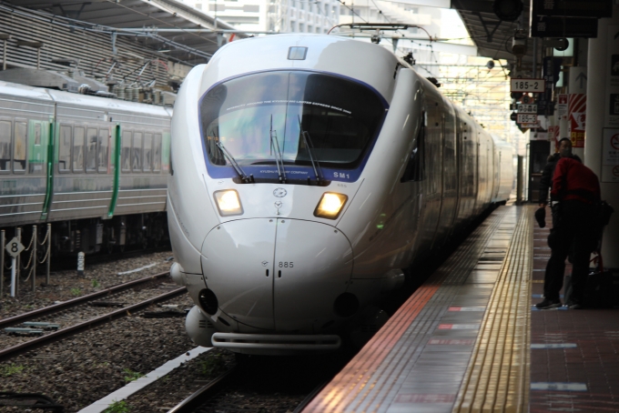 JR九州885系電車 ソニック クロハ884-1 博多駅 (JR) 鉄道フォト・写真 by 白いみどりさん | レイルラボ(RailLab)