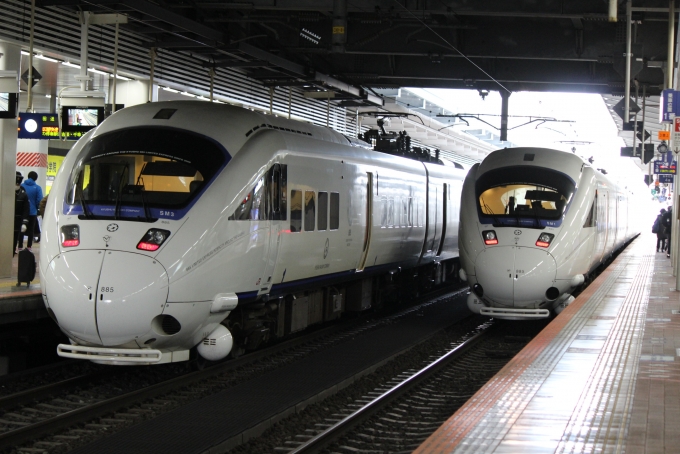 JR九州885系電車 リレーかもめ クロハ884-1 博多駅 (JR) 鉄道フォト・写真 by 白いみどりさん | レイルラボ(RailLab)