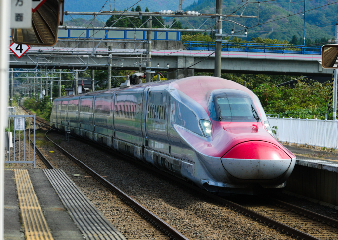 JR東日本 E6系新幹線電車 E621-2 神代駅 (秋田県) 鉄道フォト・写真 by skylinebnr334さん | レイルラボ(RailLab)