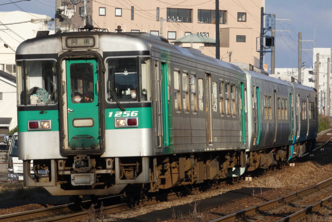 JR四国1200形気動車 1256 徳島駅 鉄道フォト・写真 by ユーキさん | レイルラボ(RailLab)