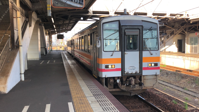 JR西日本キハ120形気動車 キハ120-328 岡山駅 鉄道フォト・写真 by K鉄道研究所(ｲﾓﾊﾝﾀﾞK)さん | レイルラボ(RailLab)