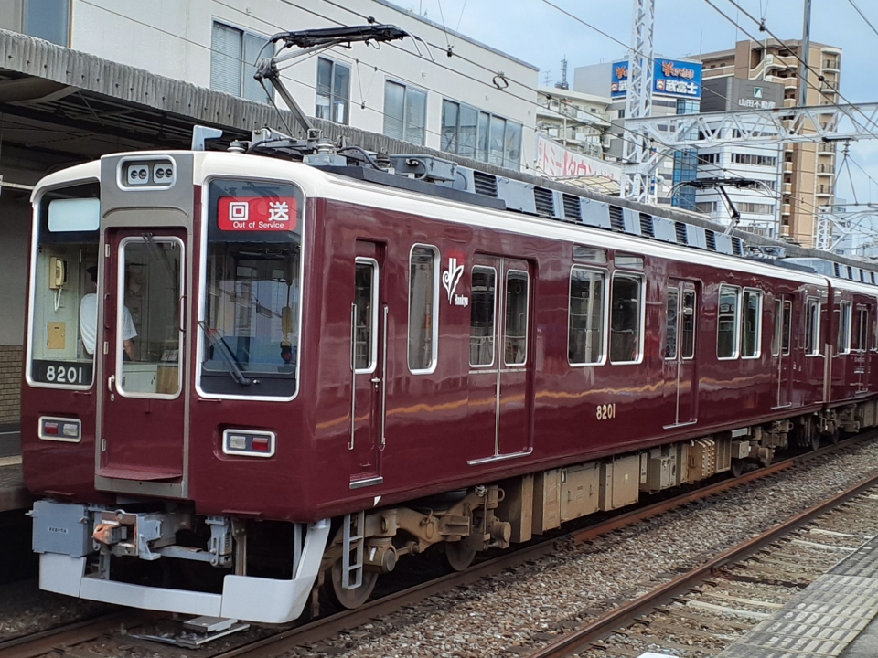 阪急電鉄 阪急8200系電車 8201 十三駅 鉄道フォト・写真(拡大) by トリテツノワグマさん | レイルラボ(RailLab)
