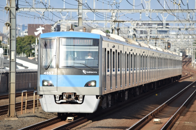 小田急電鉄 小田急4000形電車 4557 千歳船橋駅 鉄道フォト・写真 by Chūō Sōbu Lineさん | レイルラボ(RailLab)